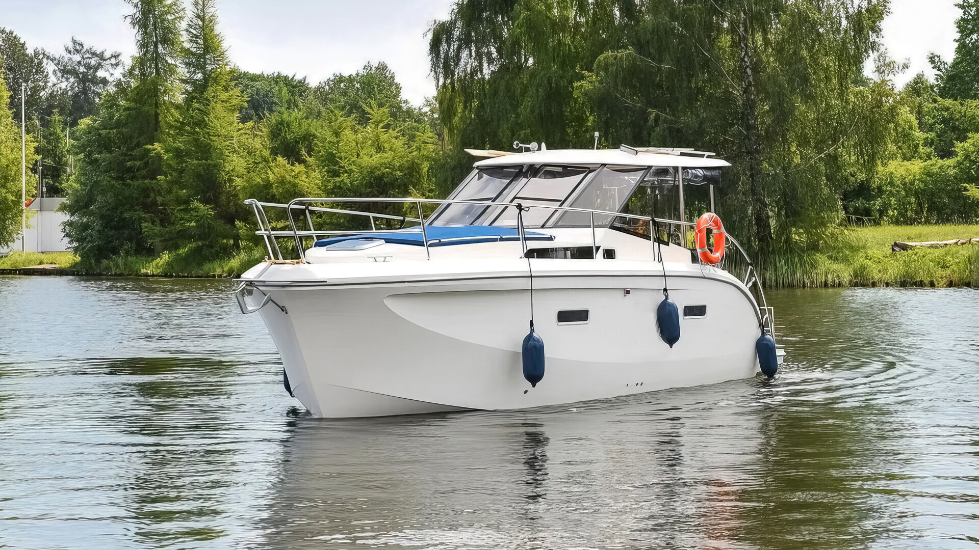 Jacht motorowy Futura 900 EOS. PerfectSail - Czarter jachtów na Mazurach